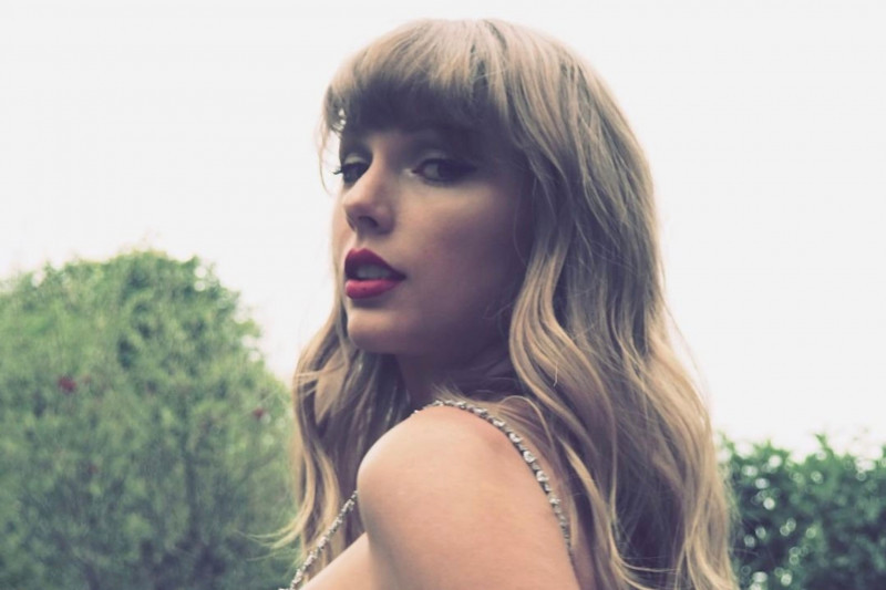 Kejutkan Penggemar, Taylor Swift Rilis The Lakes | JALUR NEWS - UNGKAP ... Kejutkan Penggemar, Taylor Swift Rilis The Lakes | JALUR NEWS - UNGKAP ...